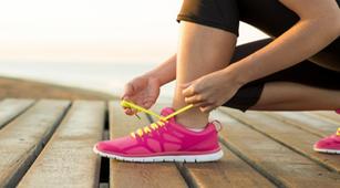 Ini 7 Cara Cegah Kaki Lecet Saat Pakai Sepatu Baru