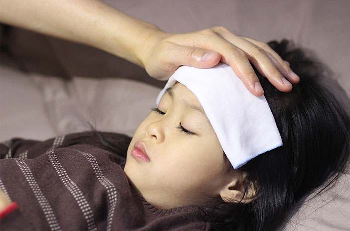 4 Tips Mencegah Anak Sakit setelah Alami Kehujanan